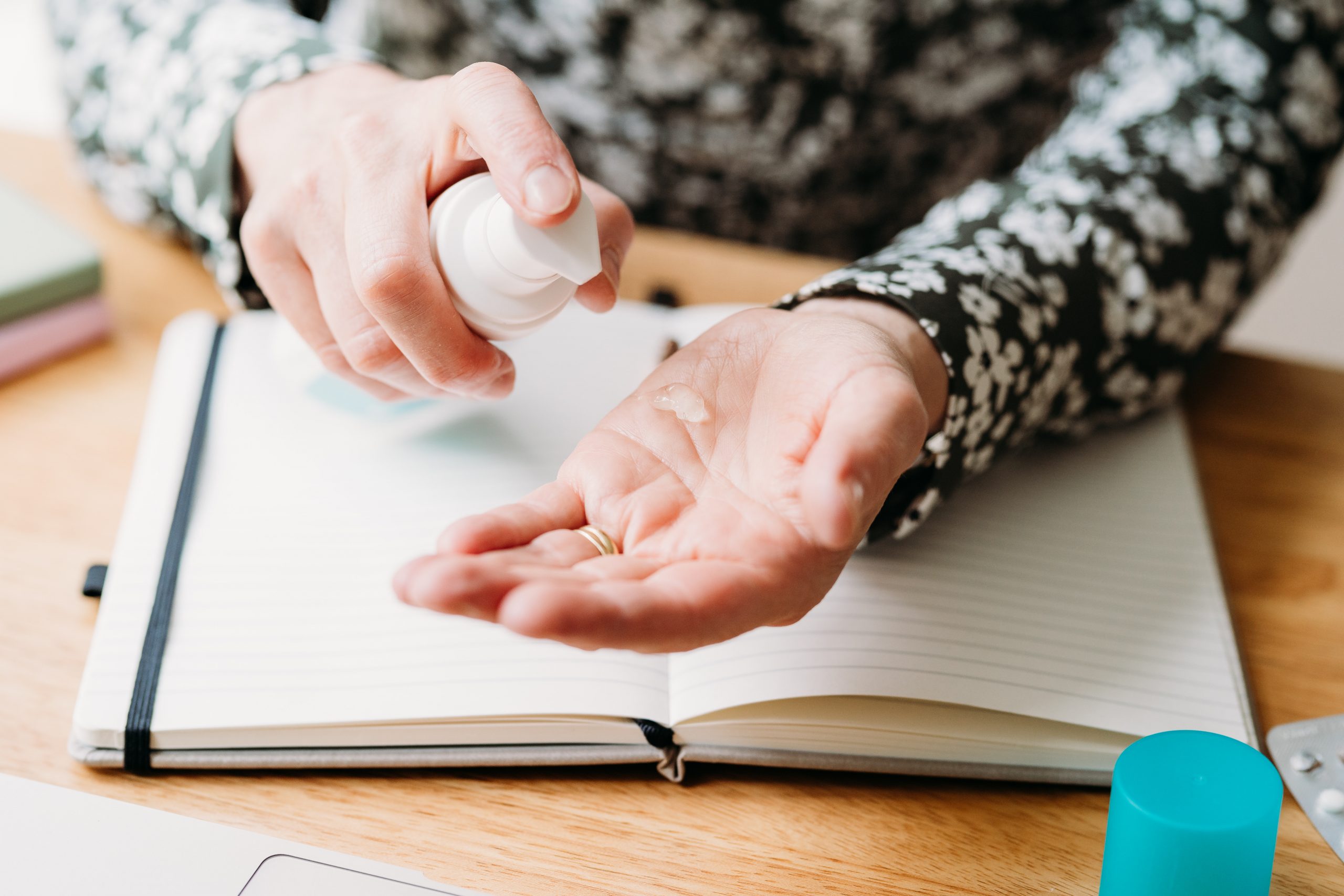 How to use oestrogen gel, patch and spray | Rowena Health